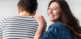 What It Means When a Woman Touches Your Shoulder (Expert Analysis)